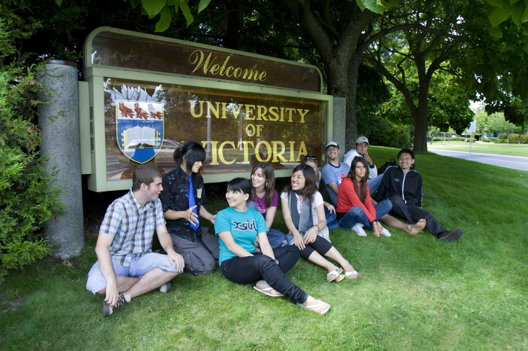 Uvic sign3 copy - 株式会社ジェイエスティ 留学